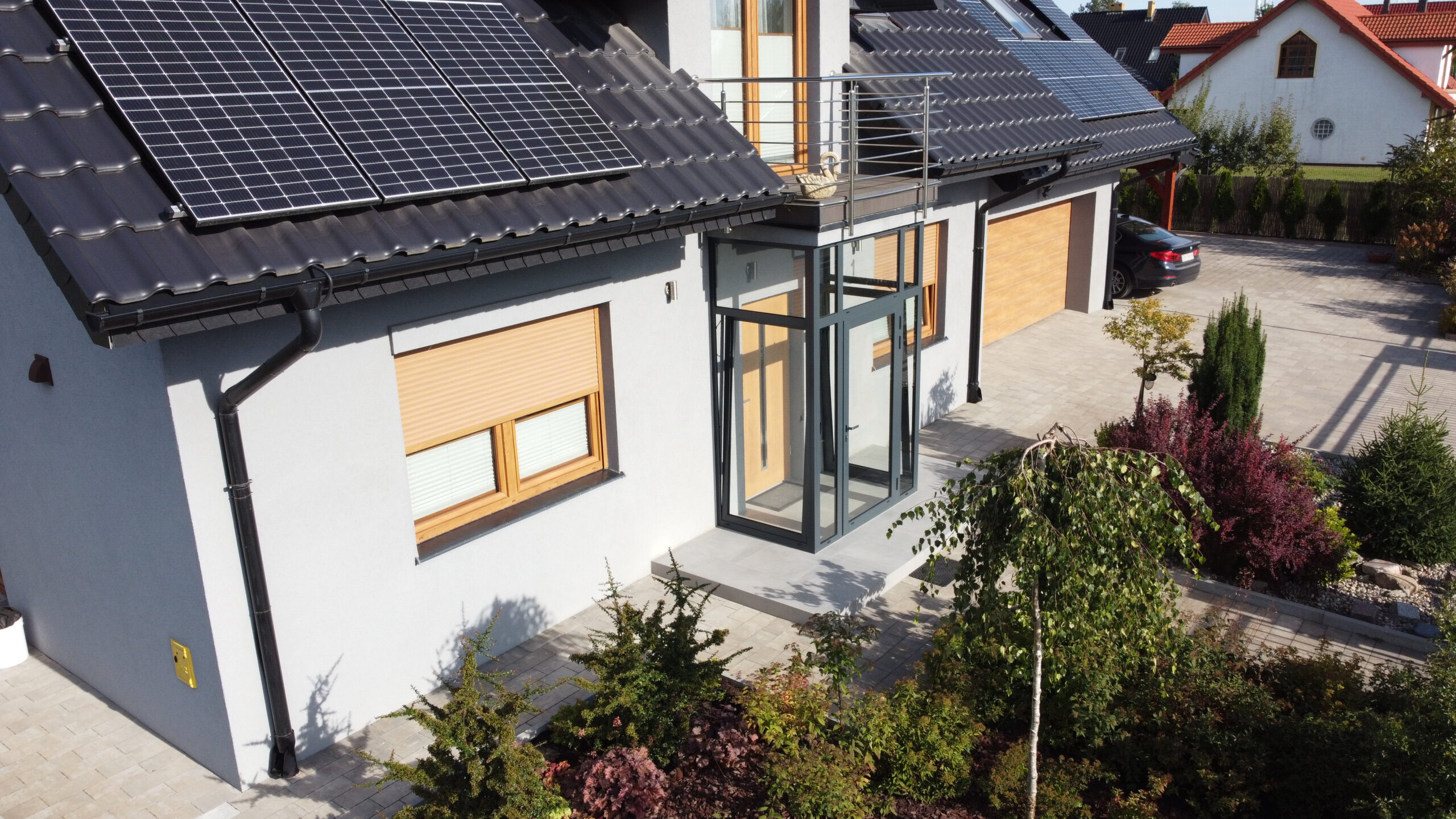 Aluminium-glass conservatory and vestibule in a detached house
